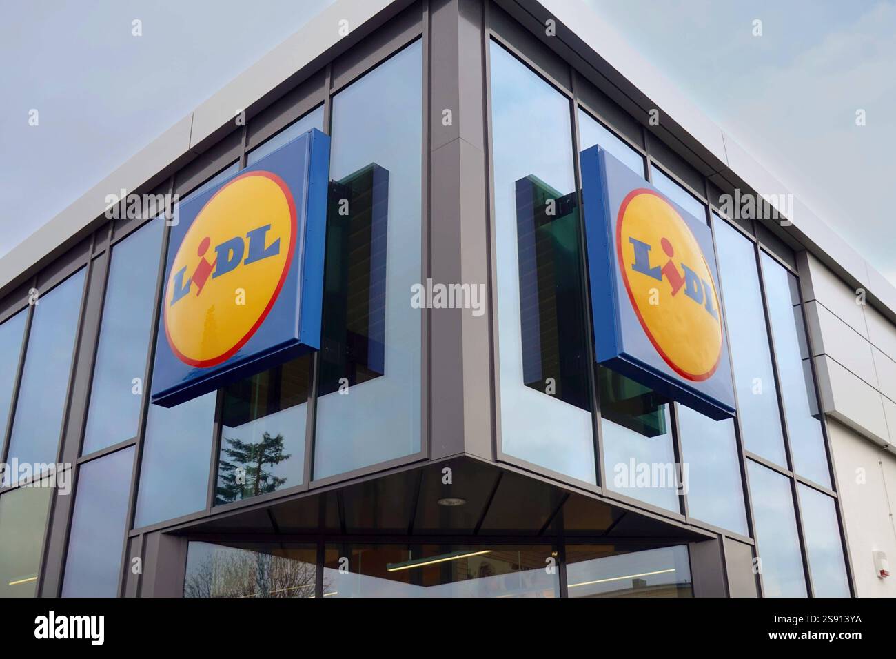 Lidl EmbIem Firmenzeichen - gesehen am 23.01.2025 *** Lidl EmbIem logo ...
