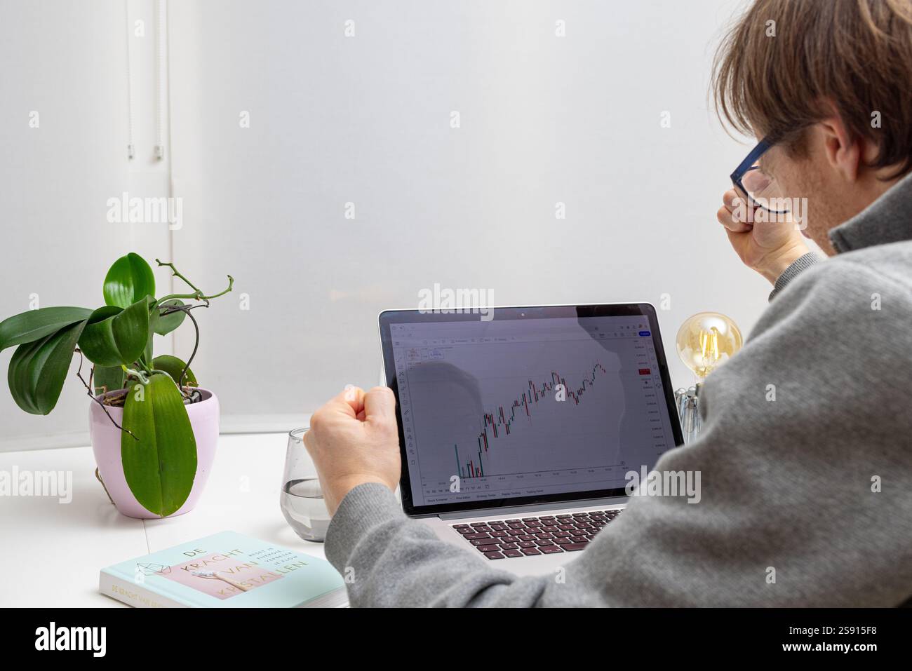 Trading chart hi-res stock photography and images - Alamy