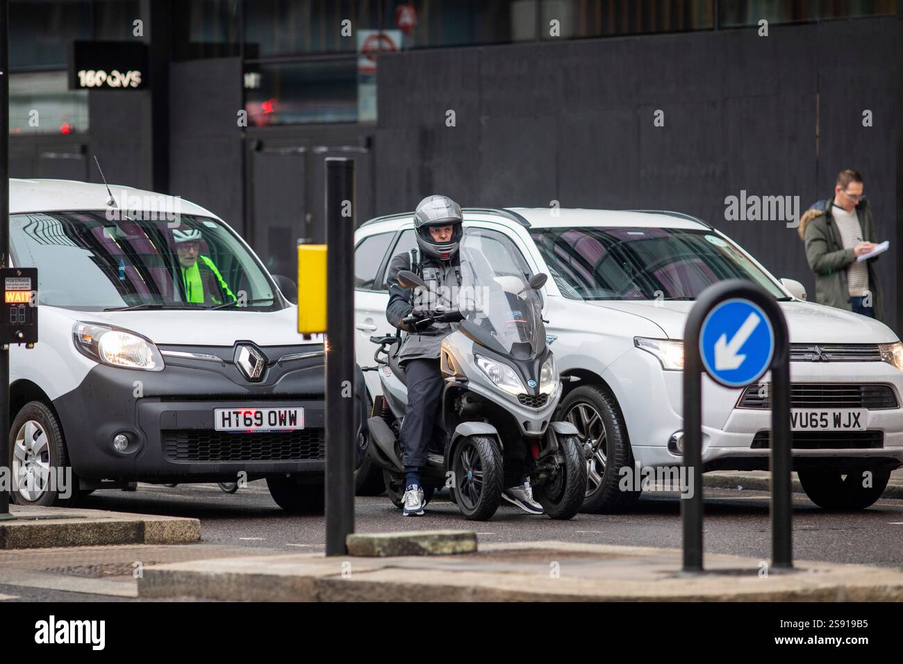 The Piaggio MP3 (Moto Piaggio a 3 ruote, "Piaggio moto with 3 wheels ...