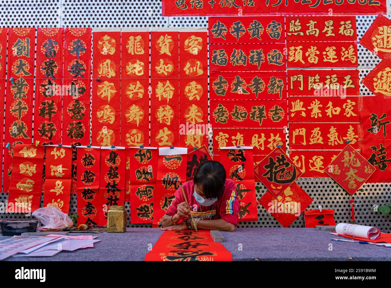People buy handwritten Chunlian, or spring couplets in Foshan City ...