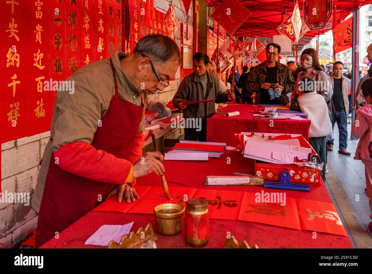 People buy handwritten Chunlian, or spring couplets in Foshan City ...