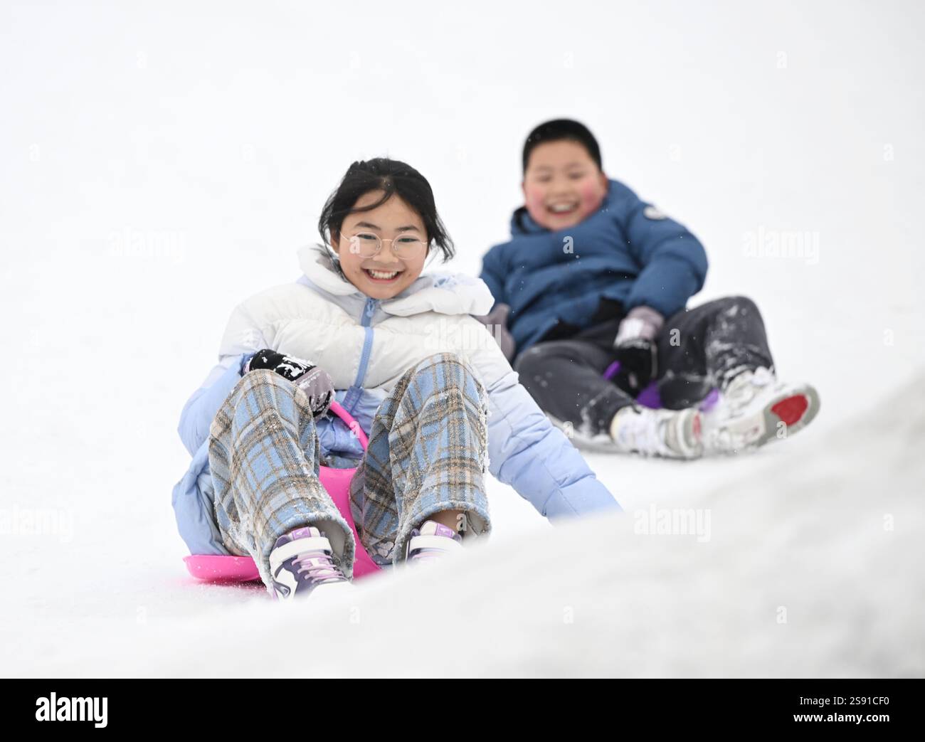 (250124) -- CHENGDU, Jan. 24, 2025 (Xinhua) -- Children have fun at the ...