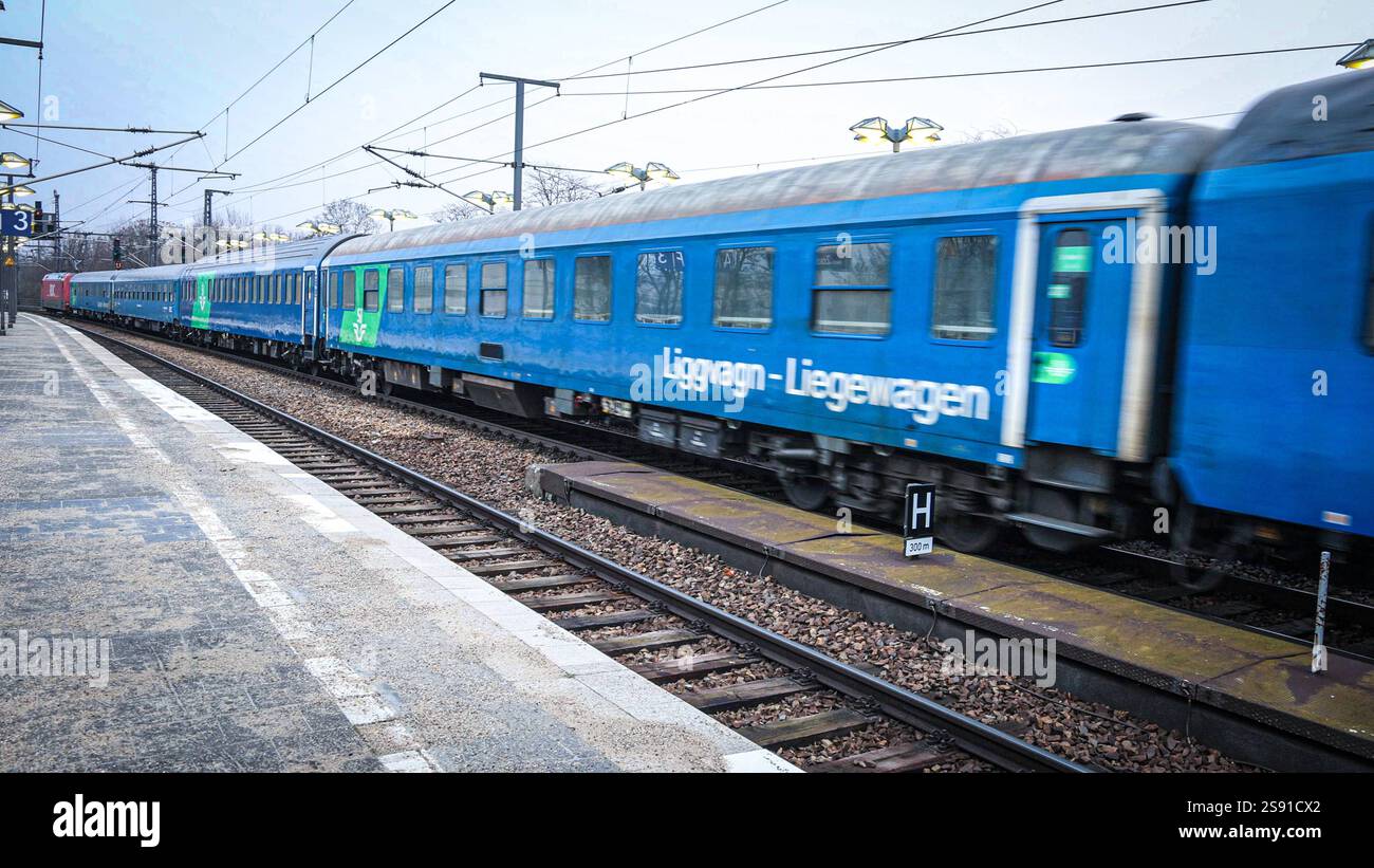Durchfahrt des Nachtreisezug EuroNight EN345 Stockholm - Berlin durch ...
