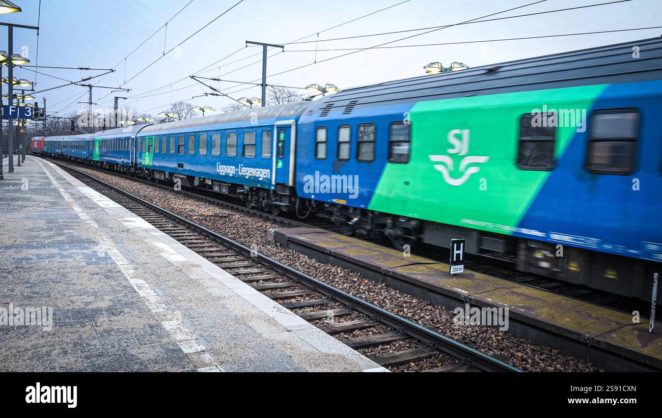 Durchfahrt des Nachtreisezug EuroNight EN345 Stockholm - Berlin durch ...