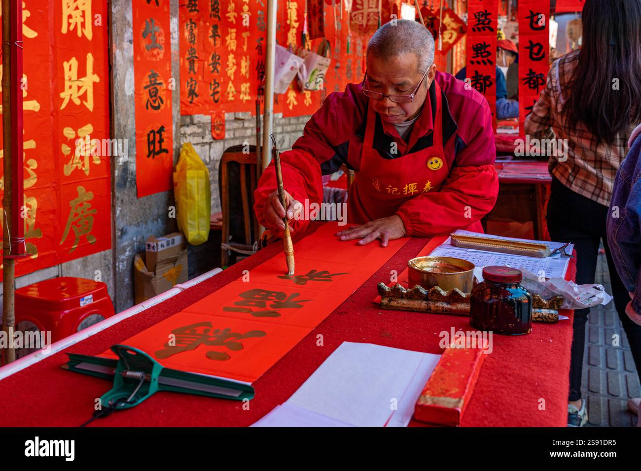 People buy handwritten Chunlian, or spring couplets in Foshan City ...