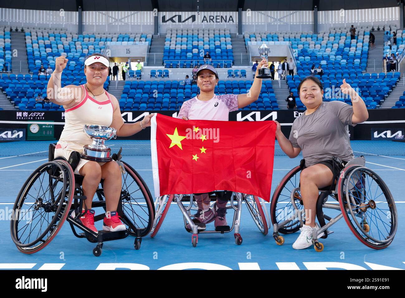 (250124) -- MELBOURNE, Jan. 24, 2025 (Xinhua) -- Wang Ziying (R)/Li ...