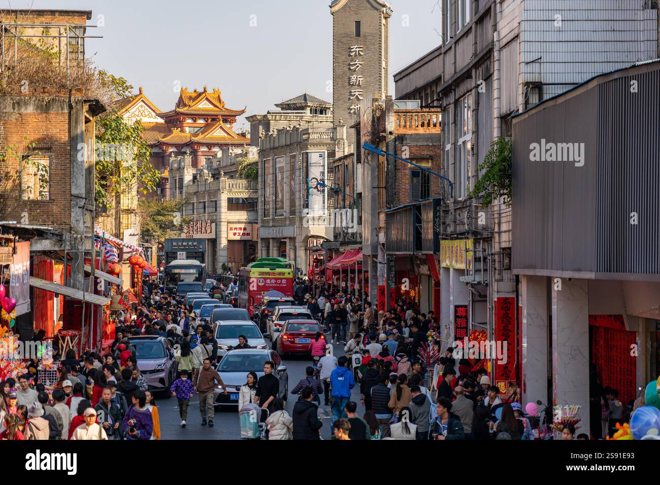 People buy handwritten Chunlian, or spring couplets in Foshan City ...