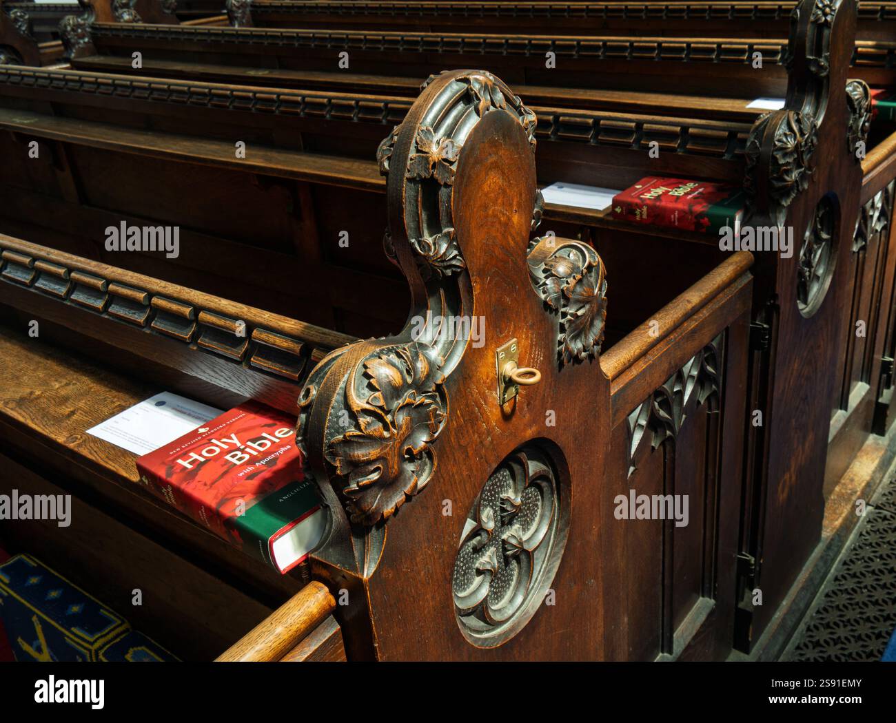 Carved wood pew hi-res stock photography and images - Alamy