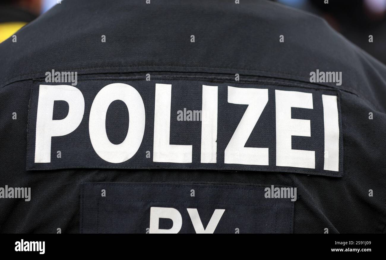 Hier der Blick auf den Schriftzug Polizei, auf dem Rücken eines ...