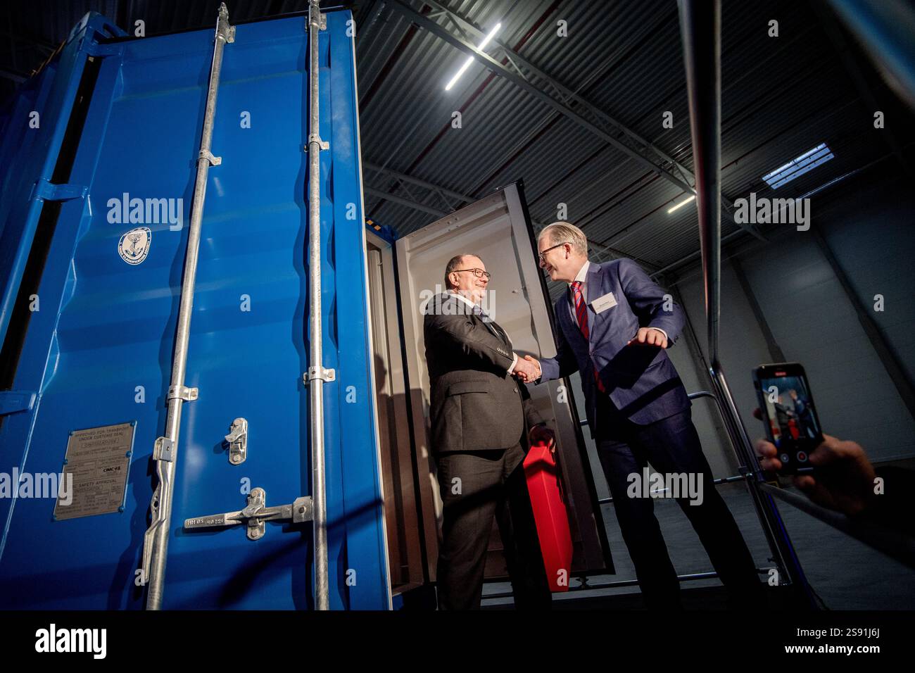 24 January 2025, Lower Saxony, Wilhelmshaven: Marc-Oliver Hauswald (l ...