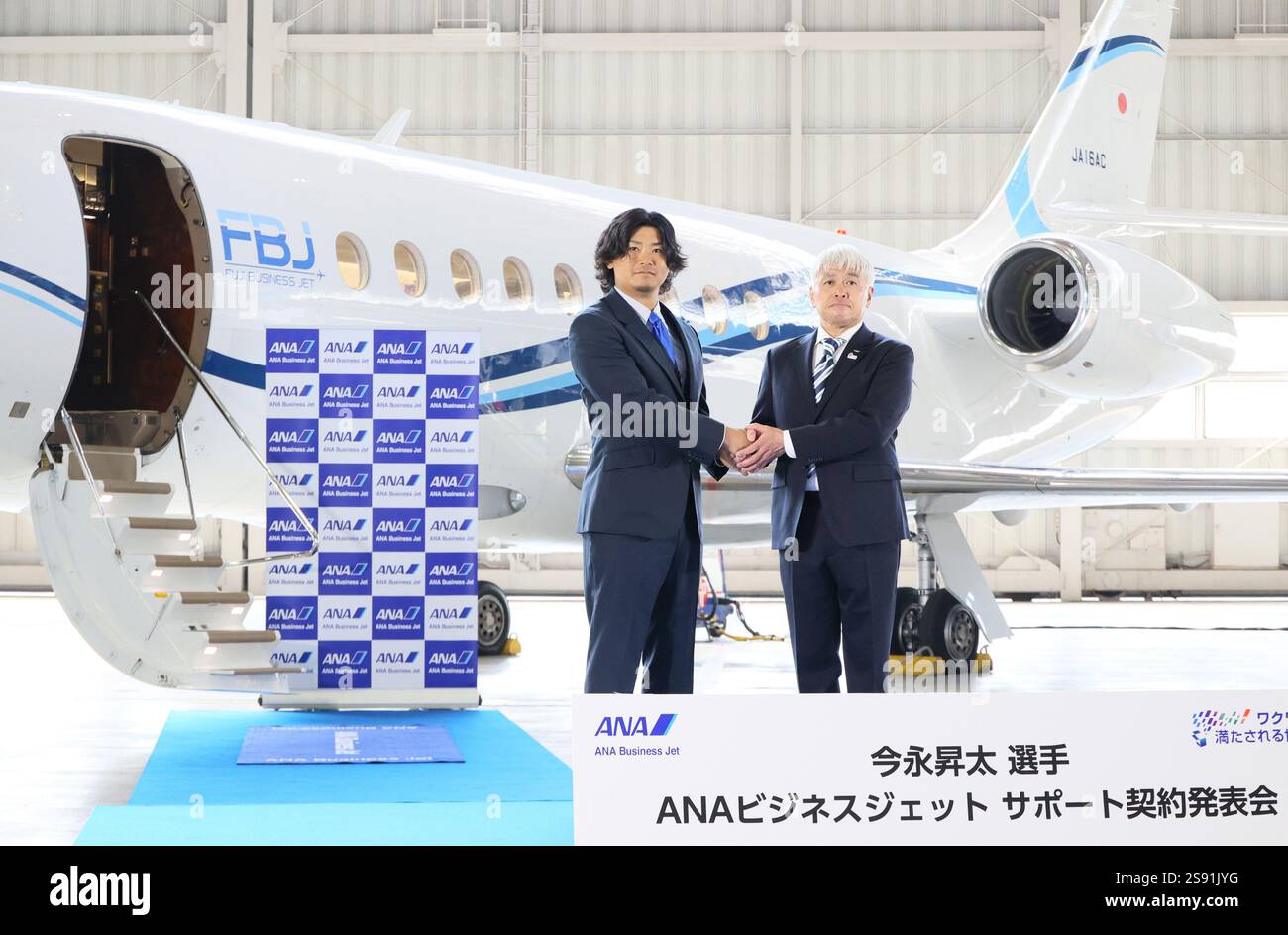 January 24, 2025, Tokyo, Japan - Major League Baseball's Chicago Cubs pitcher Shota Imanaga (L ...