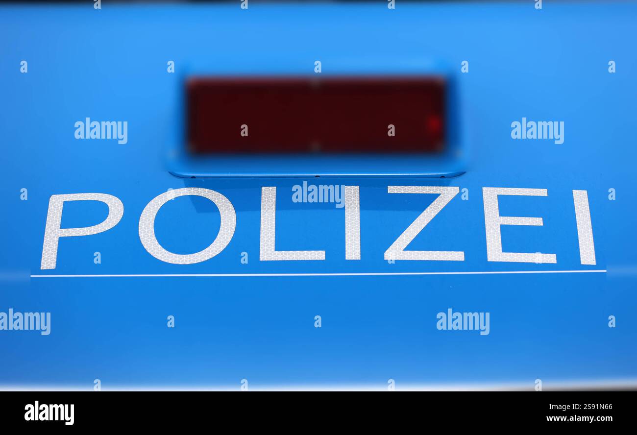 Hier der Blick auf den Schriftzug Polizei auf einem Polizeiauto ...