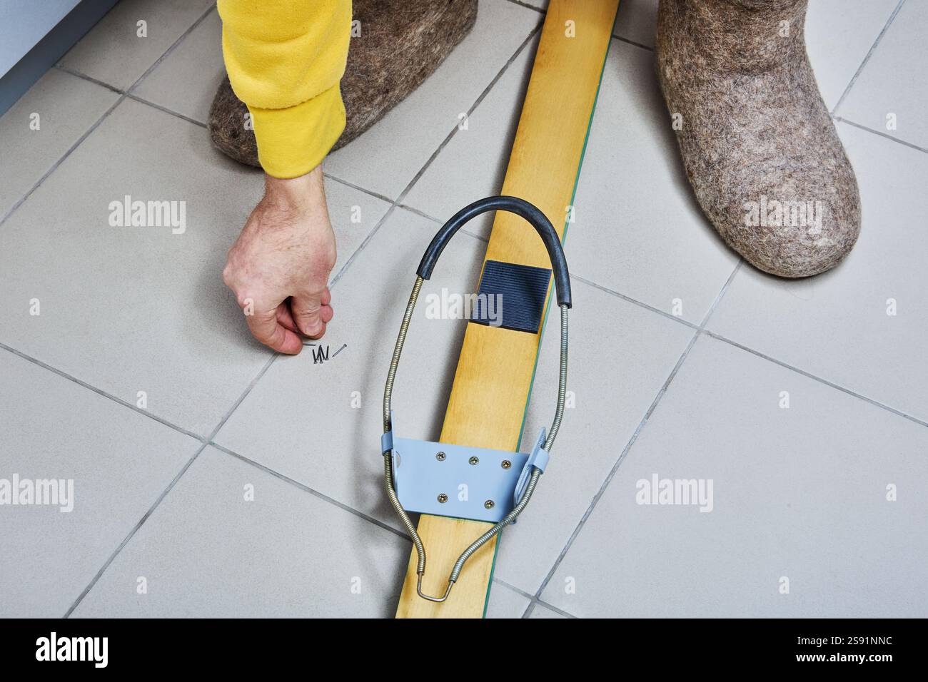 Mounting nails for heel pad of semi-rigid universal cable binding ski ...