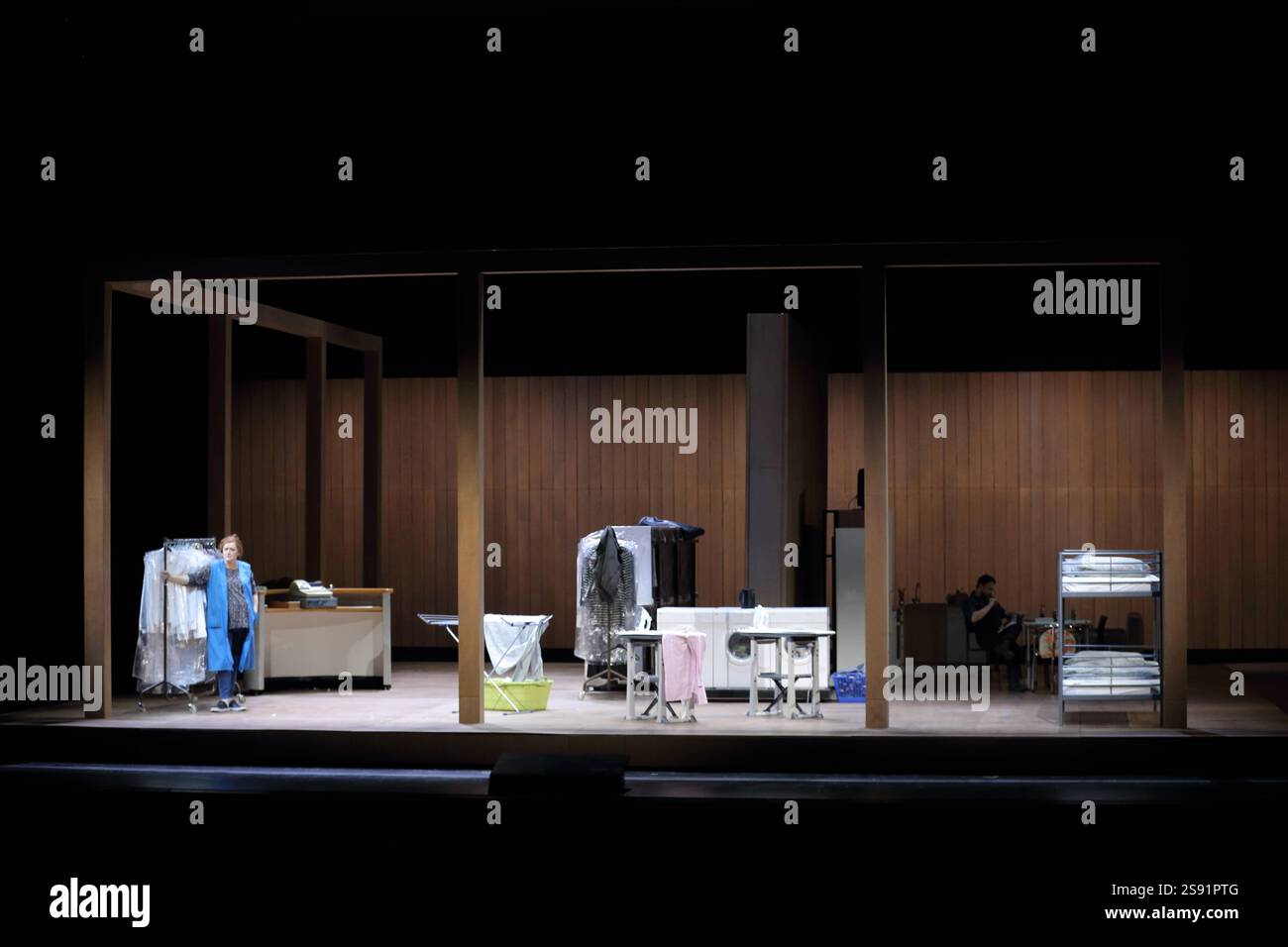 Catherine Foster als Die Färberin und Jordan Shanahan als Barak, der ...