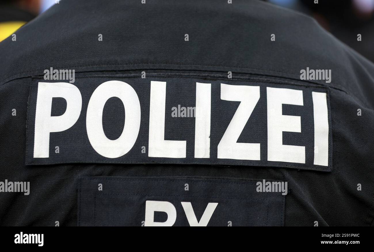 Auf dem rucken eines polizisten hi-res stock photography and images - Alamy
