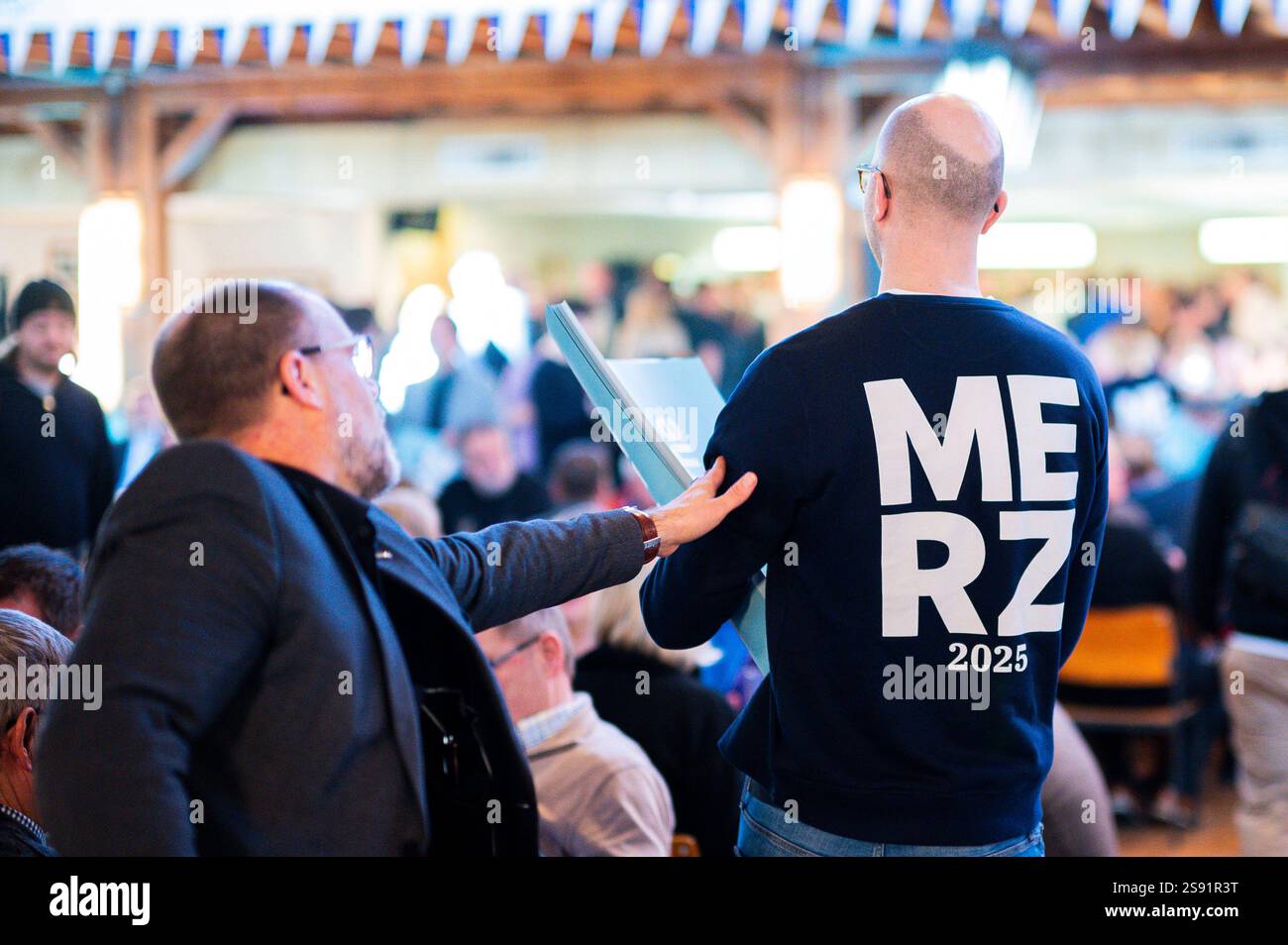 19.01.2025 - Wahlkampfhelfer verteilen mit T-Shirt MERZ 2025 Plakate ...