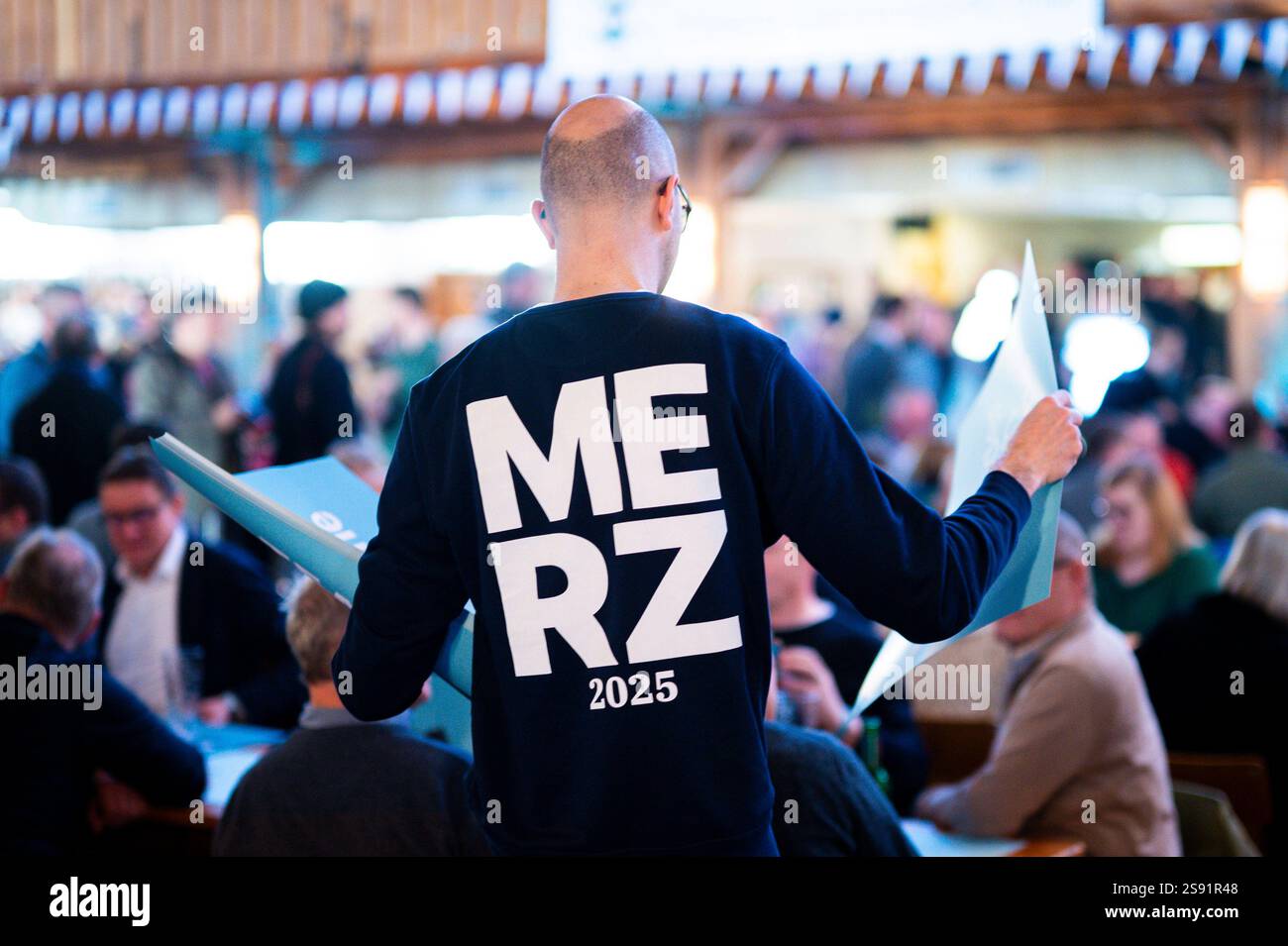 19.01.2025 - Wahlkampfhelfer verteilen mit T-Shirt MERZ 2025 Plakate ...