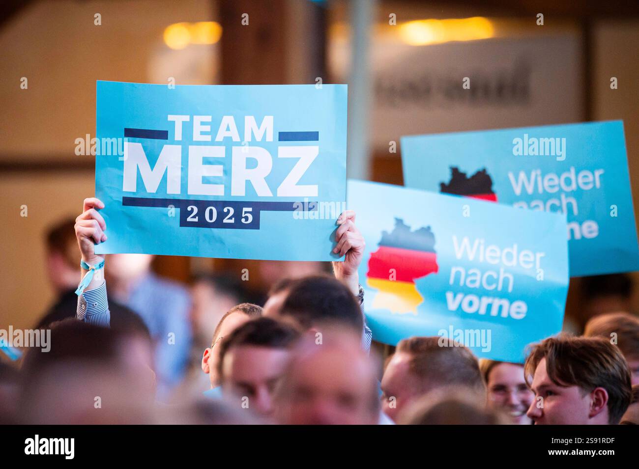 19.01.2025 - Plakate mit der Aufschrift TEAM MERZ 2025 - WIEDER NACH ...