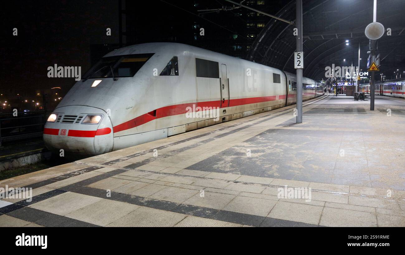 Eisenbahnverkehr in Berlin. Intercity Express Zug ICE / ICE1 der ...