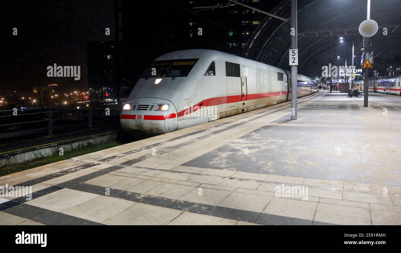 Eisenbahnverkehr in Berlin. Intercity Express Zug ICE / ICE1 der ...