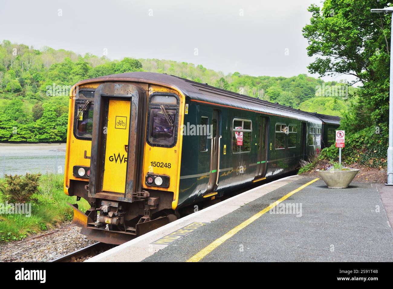 GWR class 150 no. 150248 leaving Looe station with a service to ...
