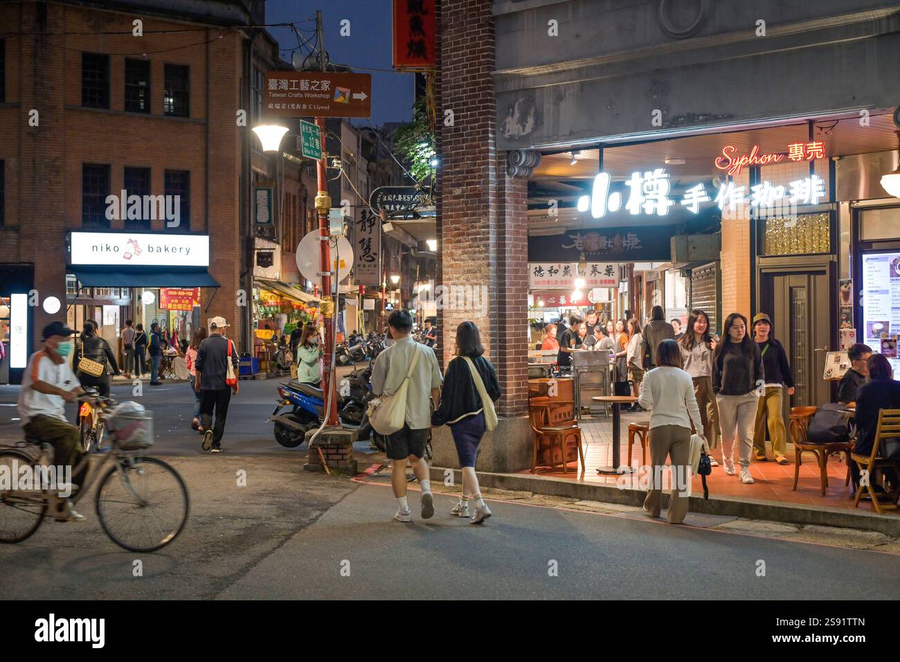 Straßenszene, Geschäfte, Passanten, Dihua Street, Altstadt, Taipeh ...