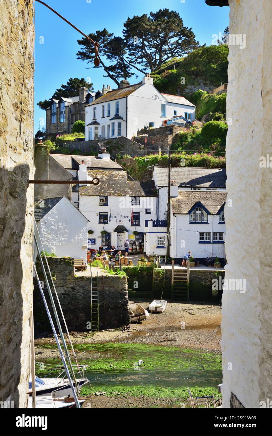 View between houses at Polperro, Cornwall Stock Photo - Alamy