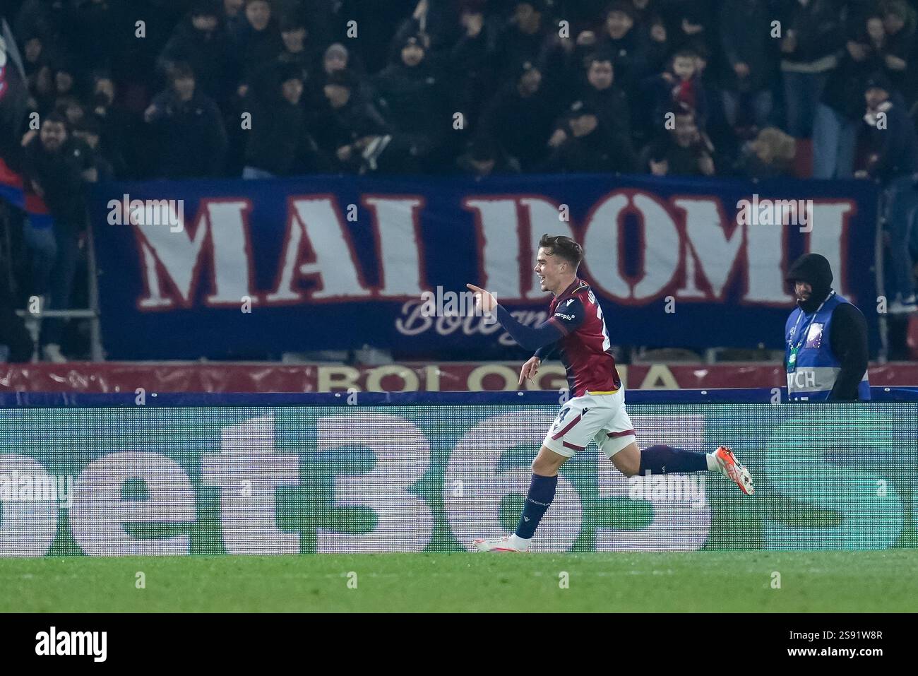 Thijs Dallinga of Bologna FC celebrates after scoring first goal during ...