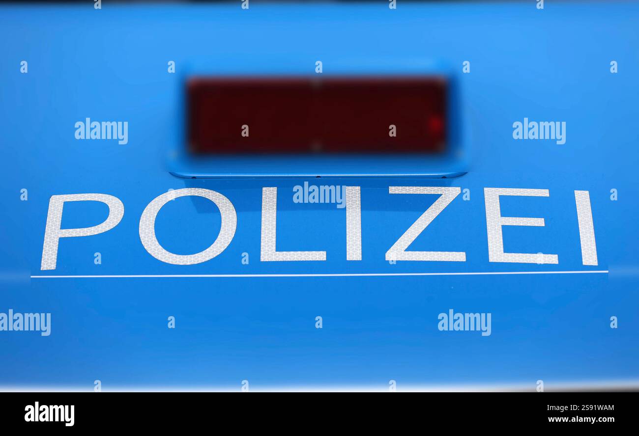 Hier der Blick auf den Schriftzug Polizei auf einem Polizeiauto, Einsatzfahrzeug, Symbolbild ...