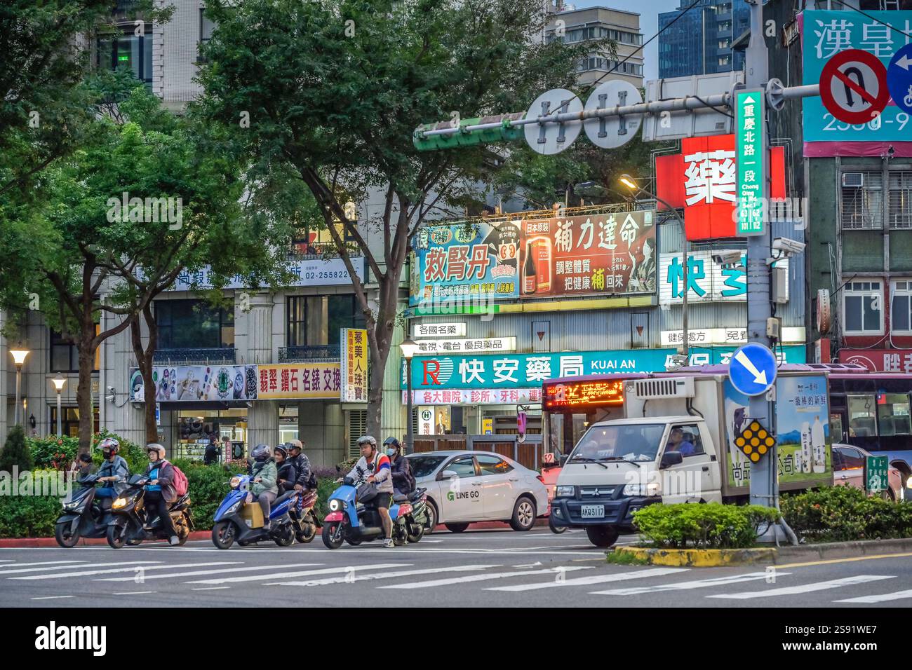 Straßenszene, Verkehr, Jiancheng Circle, Nanjing Road, Taipeh, Taiwan ...