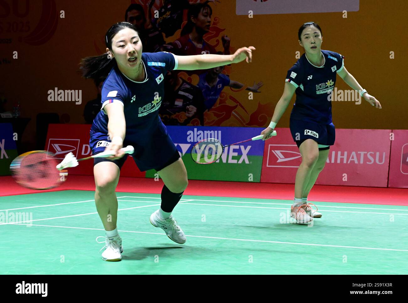 (250124) -- JAKARTA, Jan. 24, 2025 (Xinhua) -- Kim Hye Jeong/Kong Hee Yong (L) compete during ...
