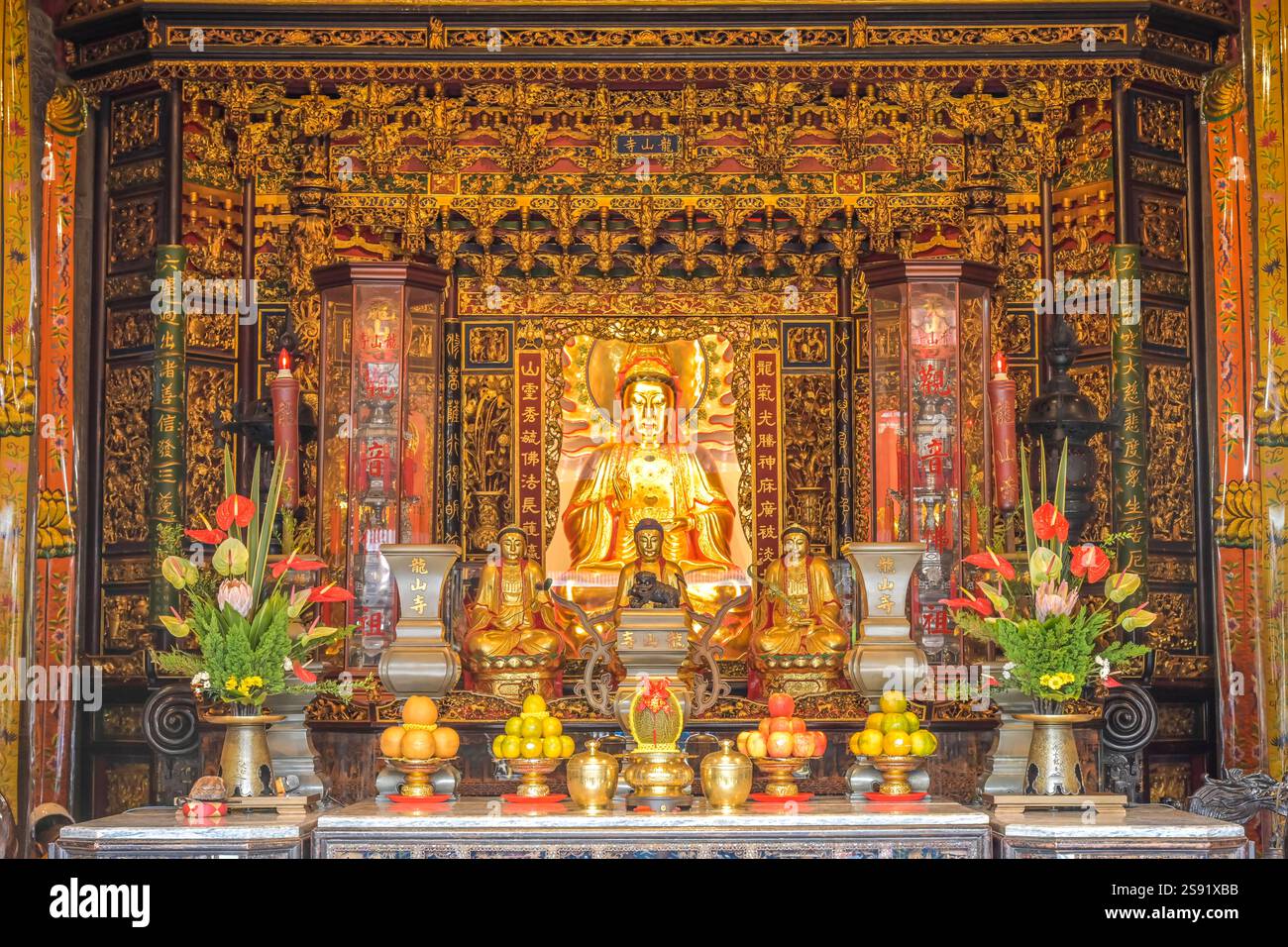 Altar im Mengjia Longshan-Tempel, Guangzhou Street, Taipeh, Taiwan ...