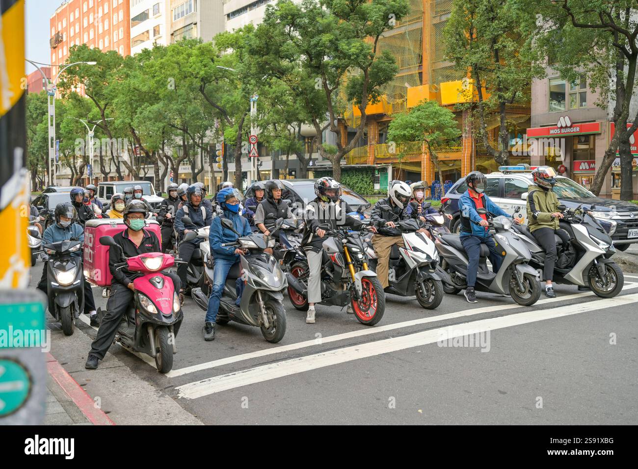 Motorroller warten an einer roten Ampel, Zhongshan N Road, Taipeh ...