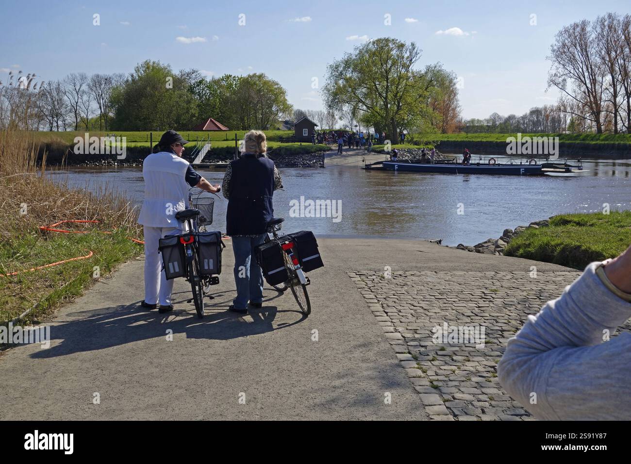 Cyclists, cycling holidays, Puente Wiltshausen, Zweistrom Leda and ...
