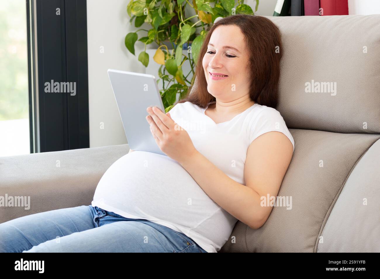 Woman happy shop tv hi-res stock photography and images - Alamy