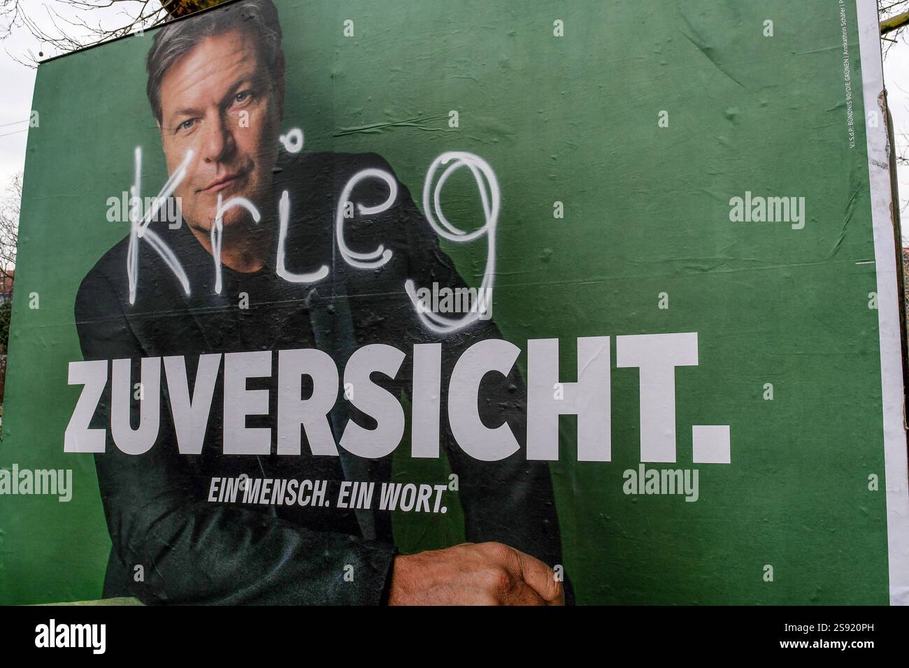 Mit dem Wort Krieg ueberschriebenes Wahlplakat der Gruenen mit dem ...