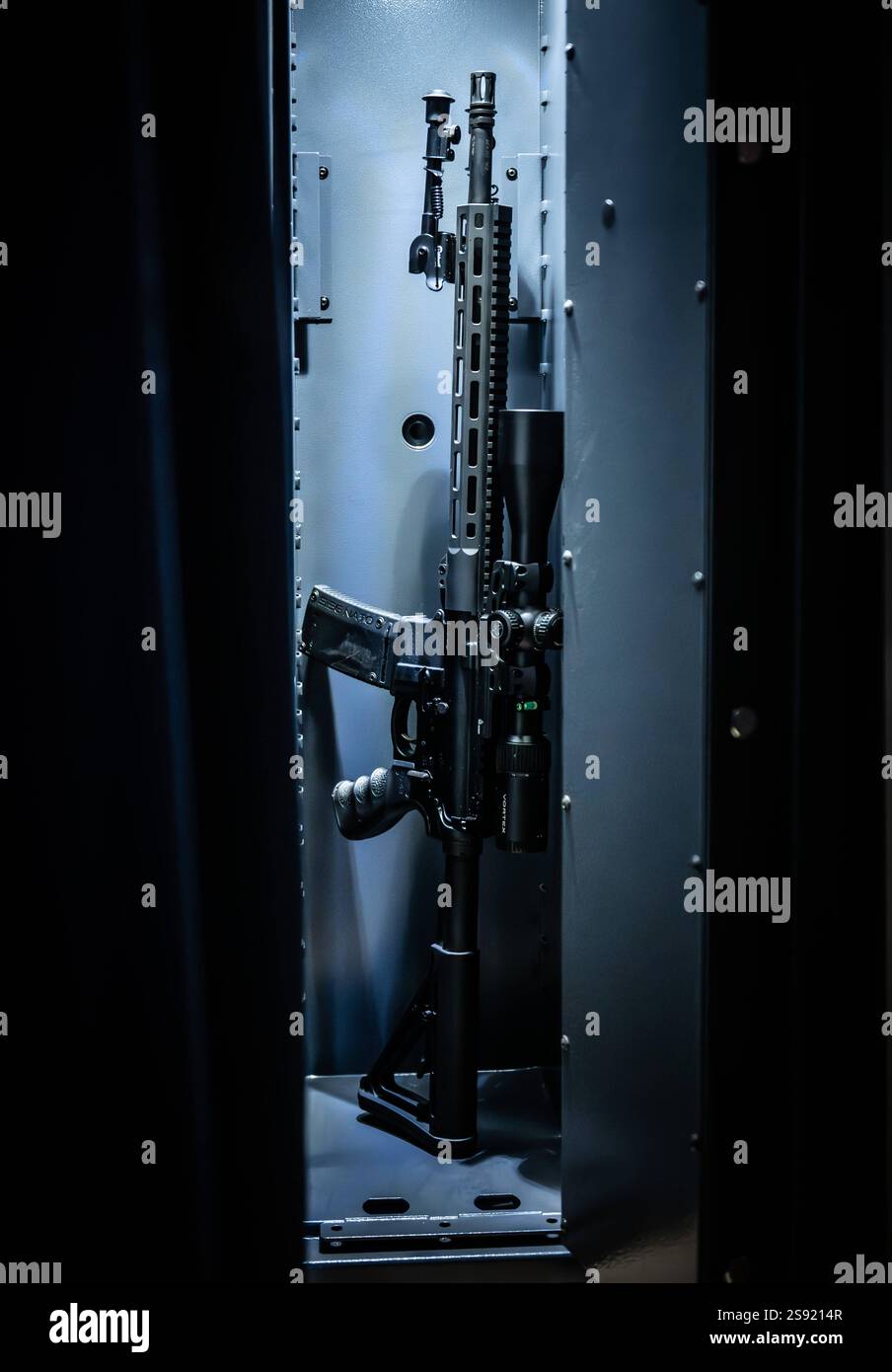 Ein halbautomatisches AR-15 Gewehr im Kaliber .223 Remington steht in ...