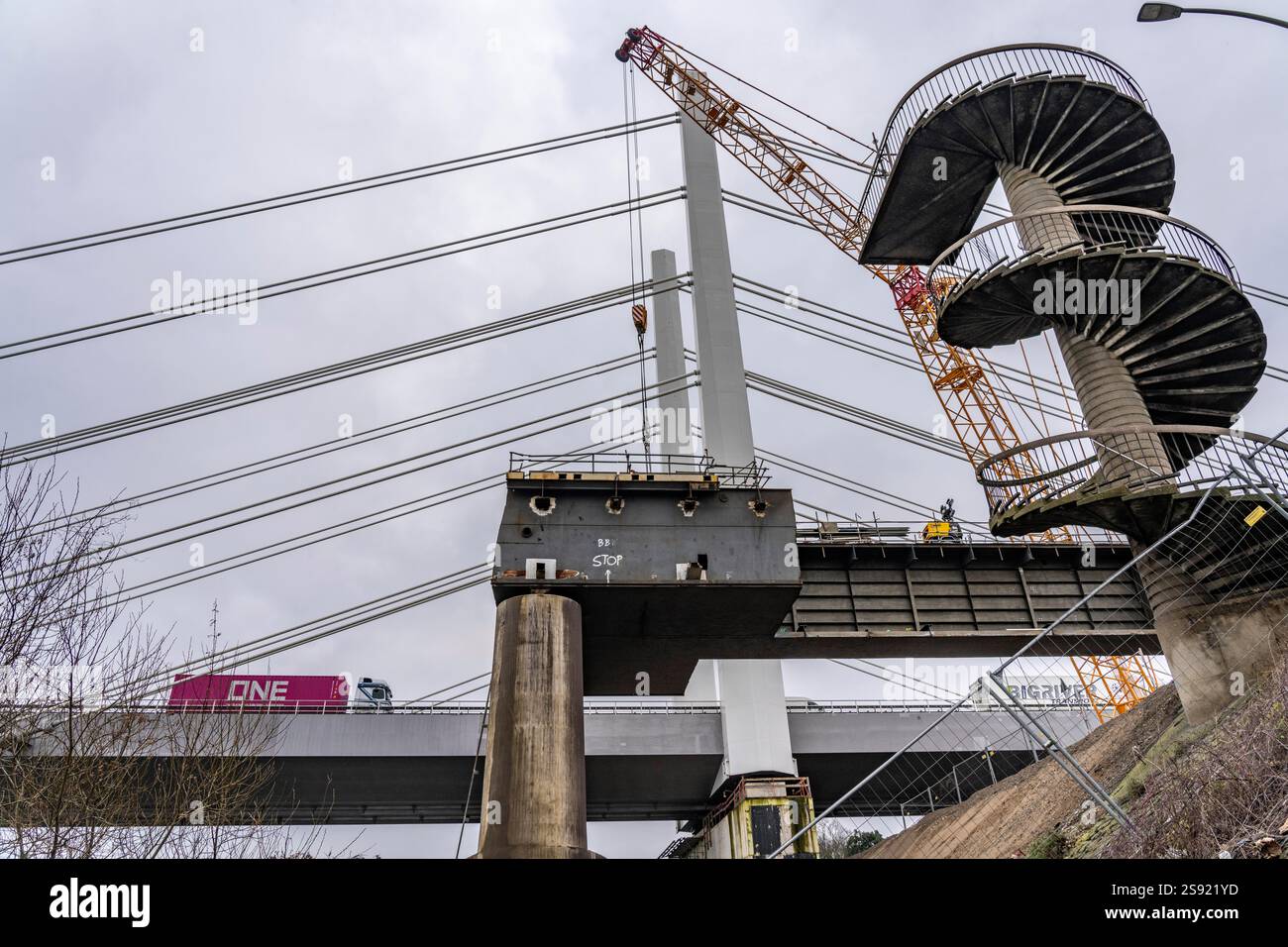 Demolition of the old Neuenkamp Rhine bridge, the A40 motorway, behind ...