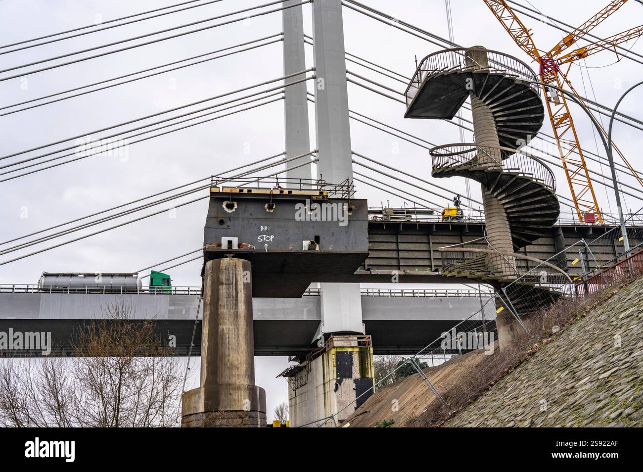 Demolition of the old Neuenkamp Rhine bridge, the A40 motorway, behind ...