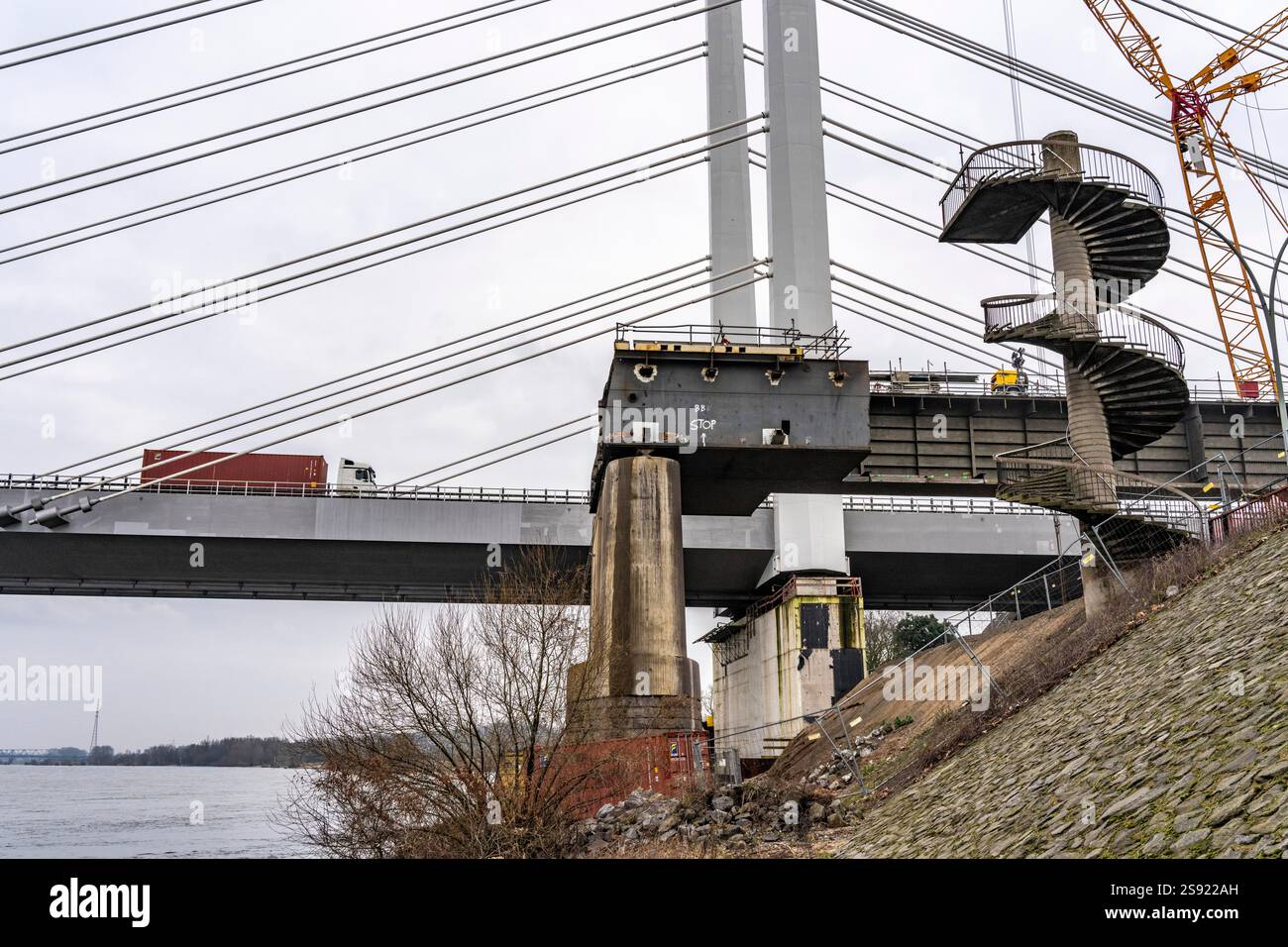 Demolition of the old Neuenkamp Rhine bridge, the A40 motorway, behind ...