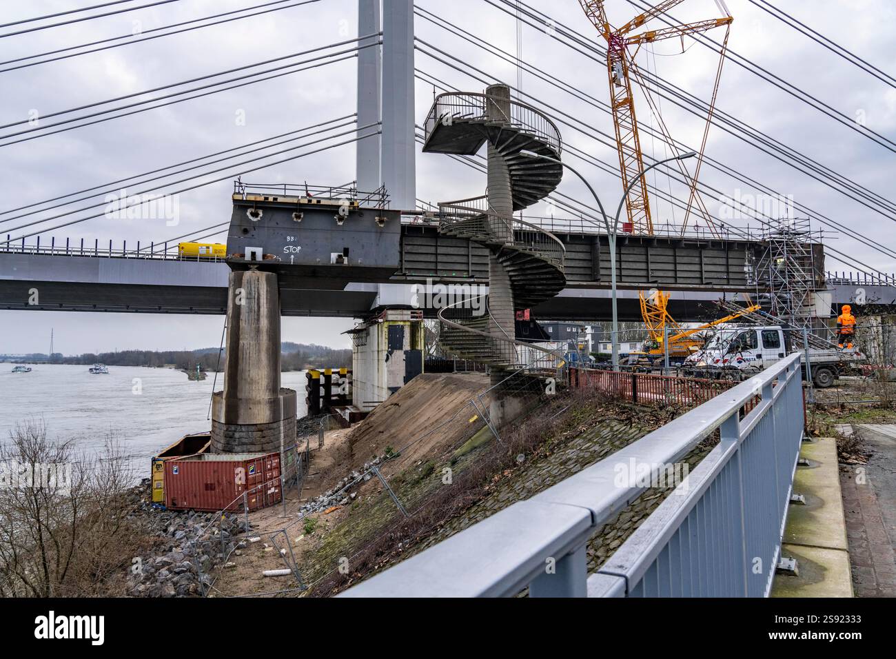Demolition of the old Neuenkamp Rhine bridge, the A40 motorway, behind ...
