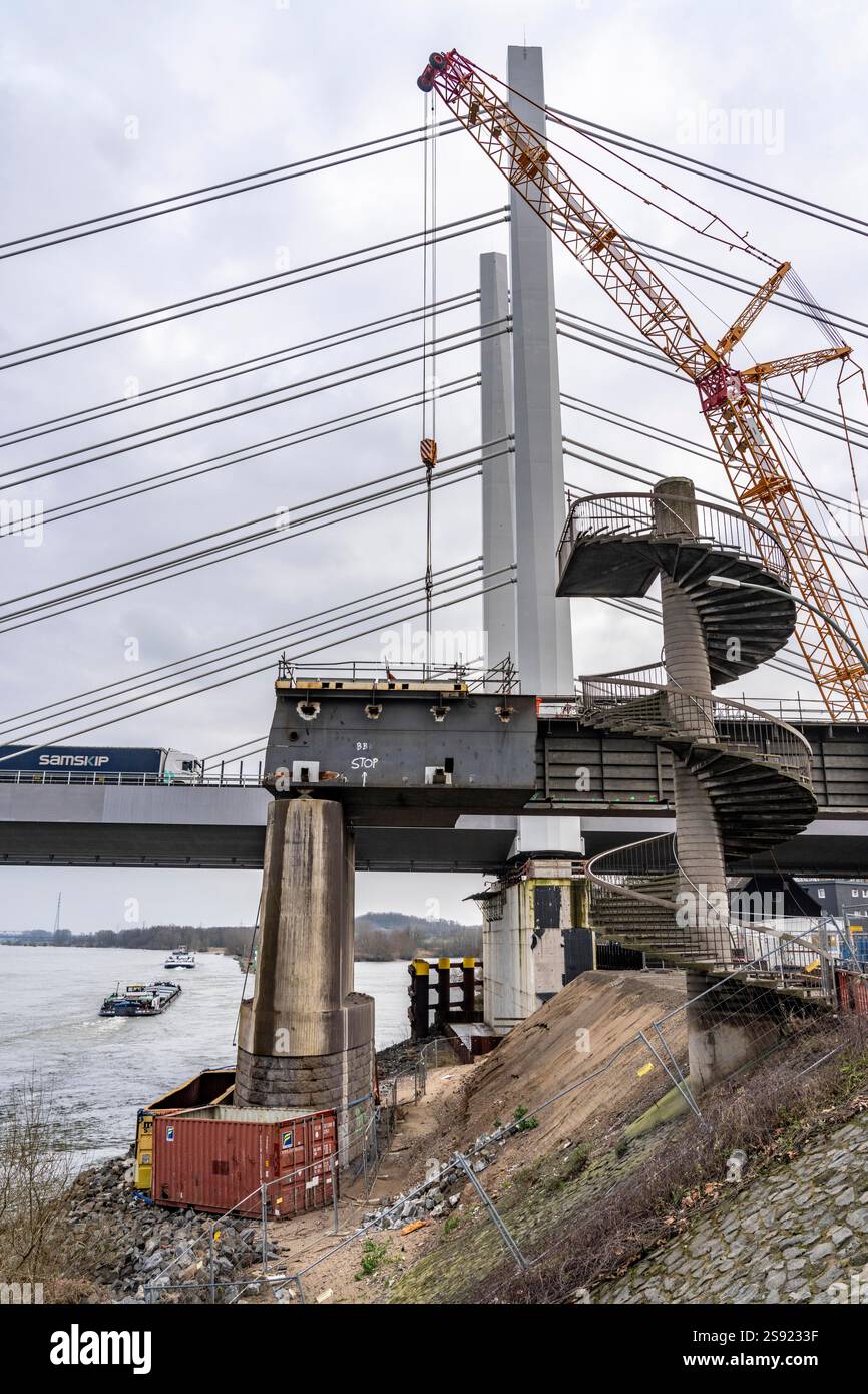 Demolition of the old Neuenkamp Rhine bridge, the A40 motorway, behind ...
