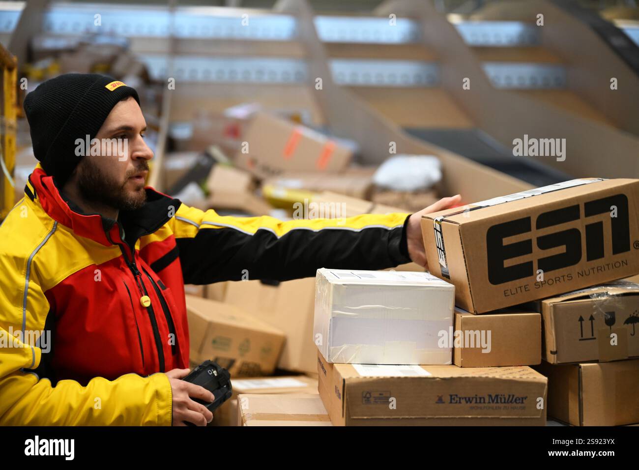 FILED - 24 January 2025, North Rhine-Westphalia, Duesseldorf: A parcel ...