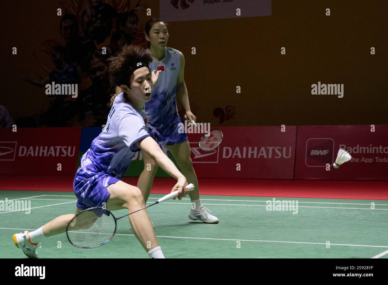 (250124) -- JAKARTA, Jan. 24, 2025 (Xinhua) -- Jia Yifan/Zhang Shuxian (front) compete during ...
