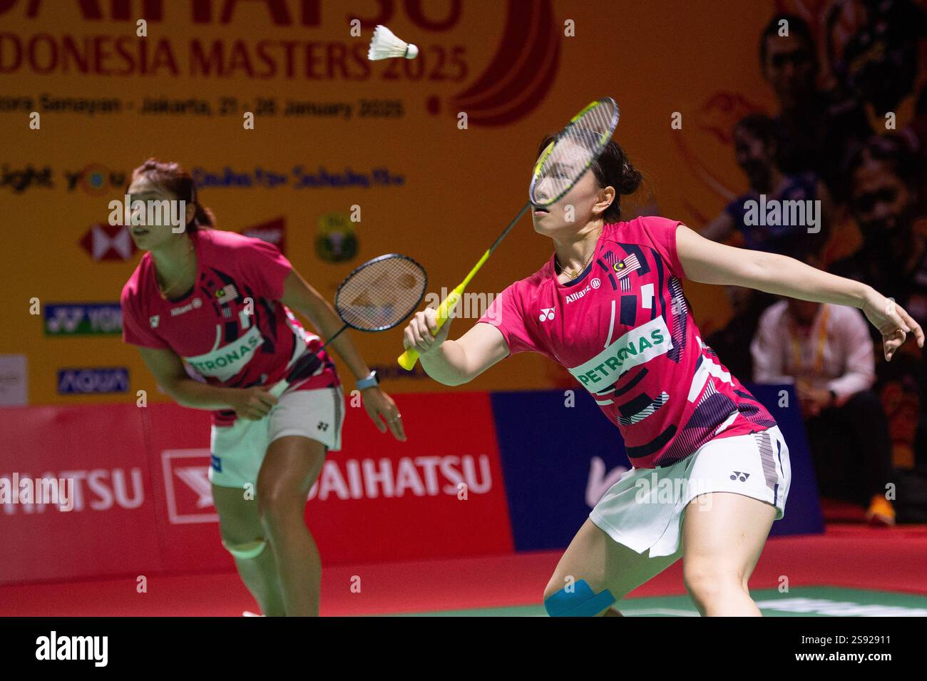 (250124) -- JAKARTA, Jan. 24, 2025 (Xinhua) -- Go Pei Kee (R)/Teoh Mei Xing compete during the ...