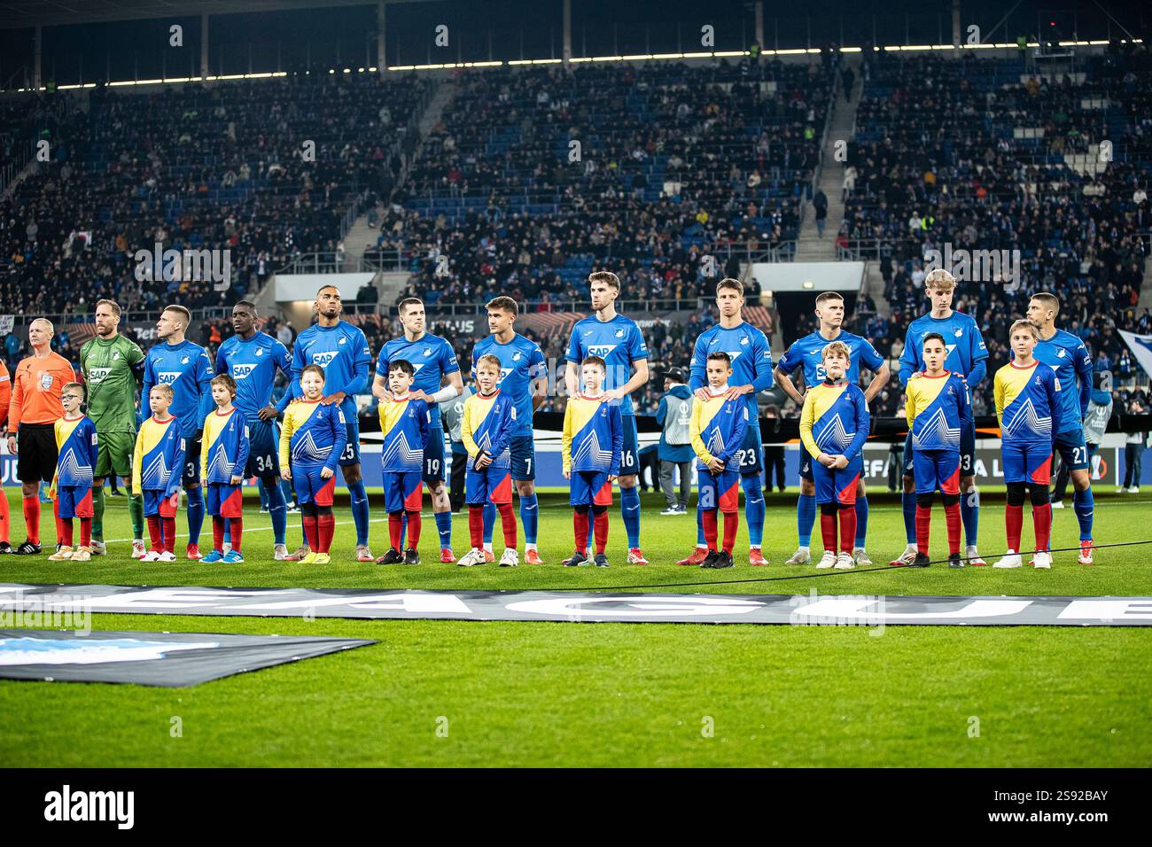 TSG Hoffenheim Team mit Kinder vor dem Spiel GER, TSG 1899 Hoffenheim ...