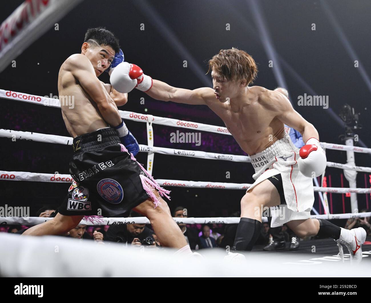 Undisputed super bantamweight boxing world champion Naoya Inoue (R) of ...