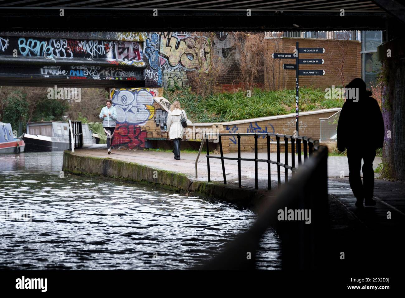 Members of the public walg the towpath of the Regent's Canal at Kings ...