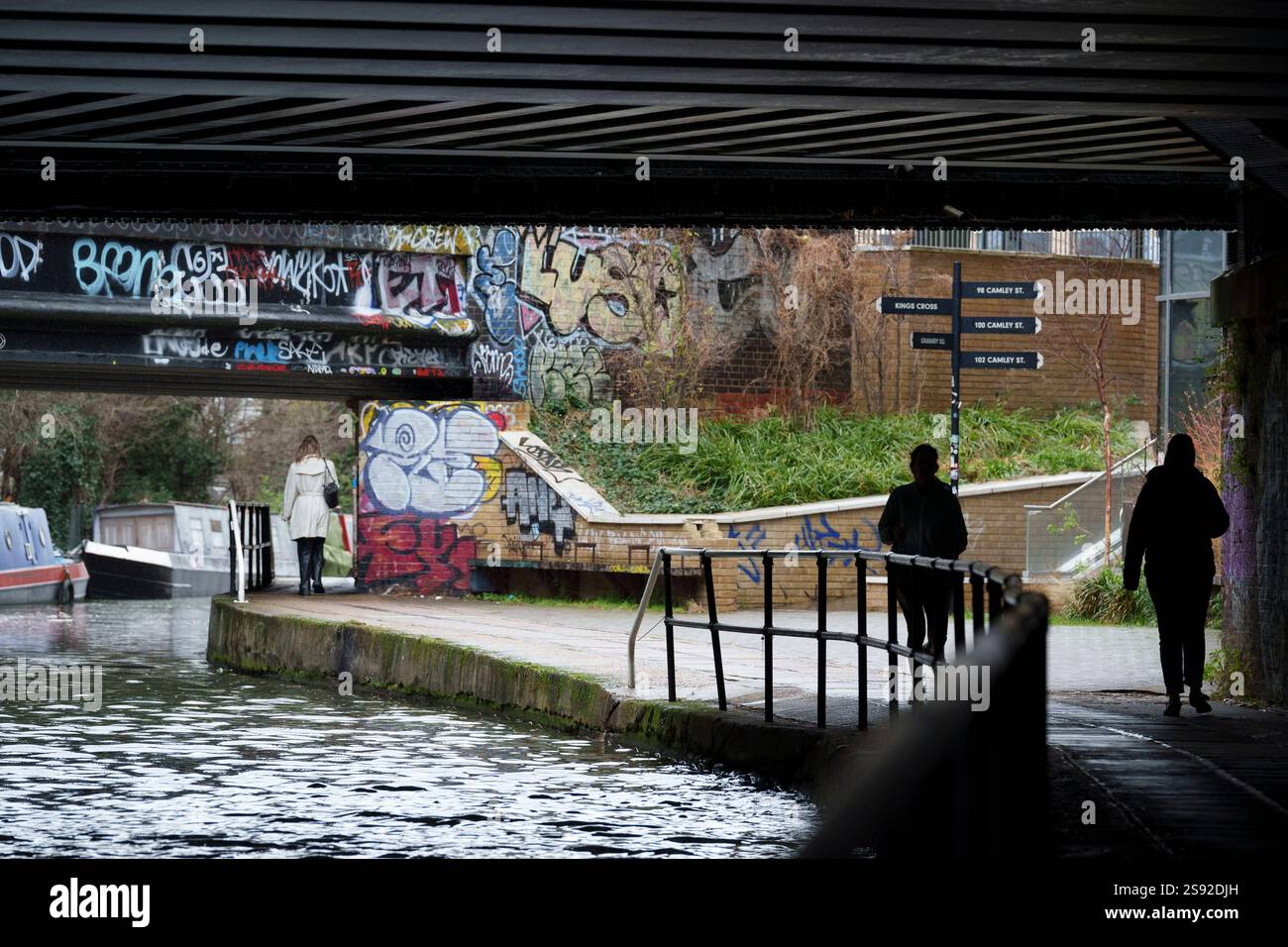 Members of the public walg the towpath of the Regent's Canal at Kings ...