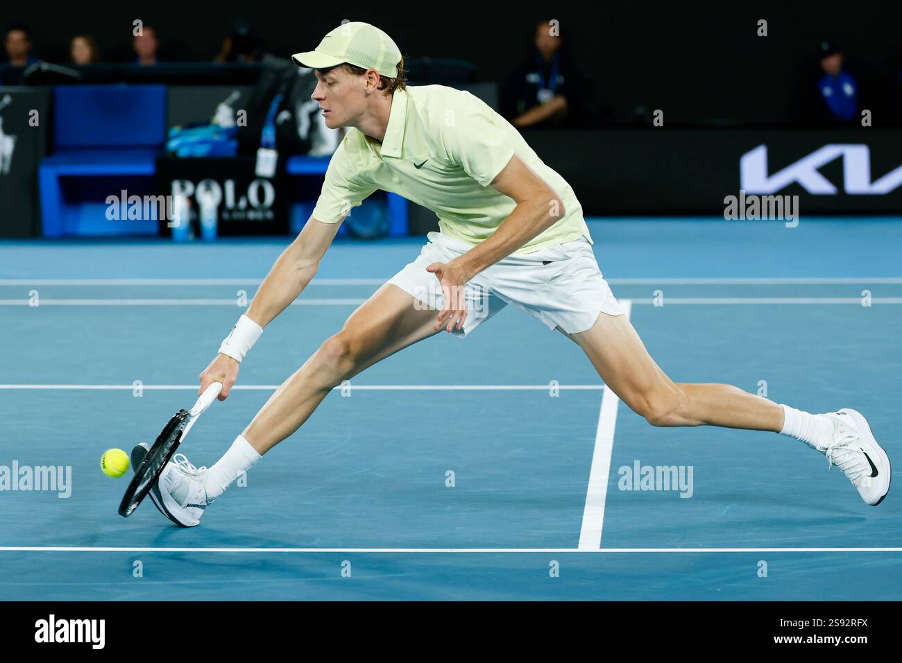 (250124) -- MELBOURNE, Jan. 24, 2025 (Xinhua) -- Jannik Sinner hits a return during the men's ...